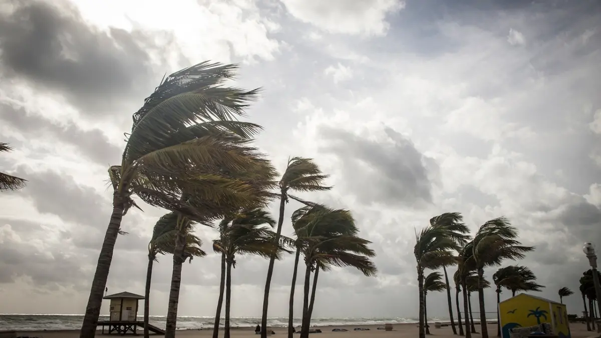 Hurricane Helene approaches Florida with strong winds and storm surge ...